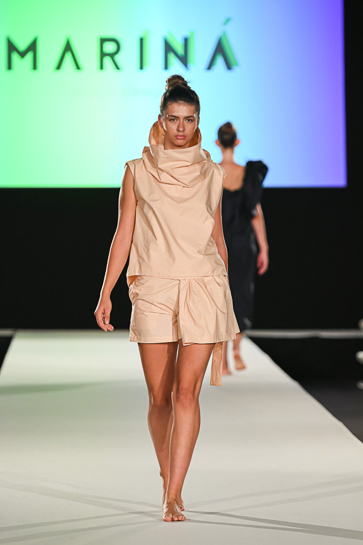 MARINÁ Fashion Designer | MARINÁ: Barfuß auf dem Catwalk